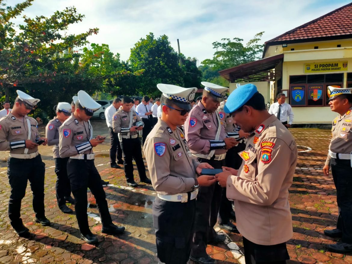 Cegah Pelanggaran Sipropam Polres Pakpak Bharat Cek Handphone Personil. – Tribunnews86.com
