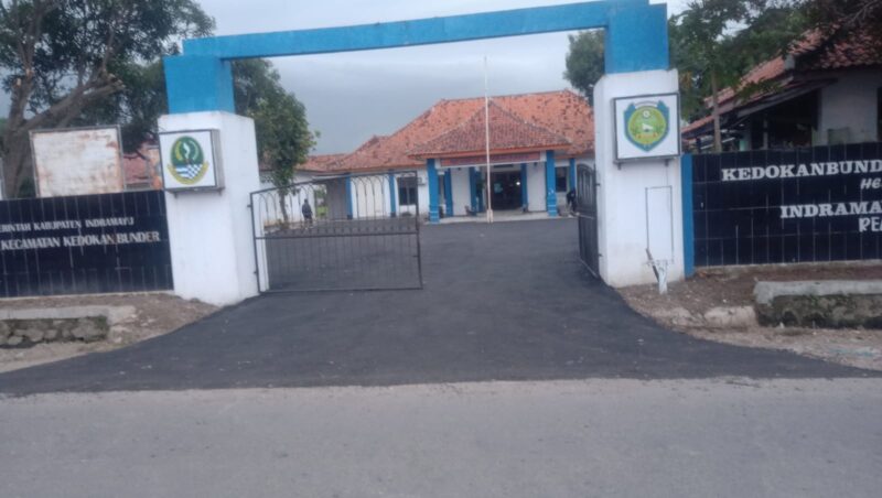 Proyek Hotmix Di Kantor Kecamatan Kedokan Bunder Indramayu Di Sambut ...
